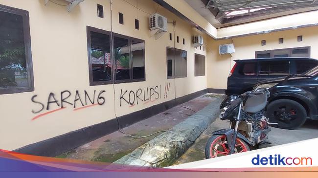 Oknum Polisi di Luwu Coret Dinding Mapolres dengan Tulisan 'Sarang Korupsi'