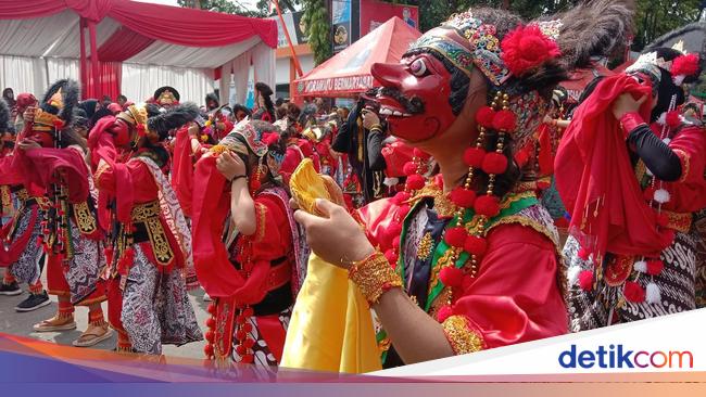 Kisah Penari Topeng Cilik Indramayu yang Jadi Kebanggan Ortu