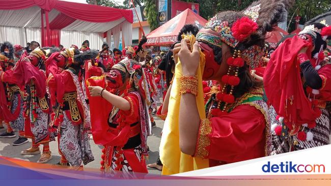 Ribuan Penari Topeng Kelana di Indramayu Bikin Rekor MURI