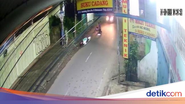 Detik-detik Mengerikan 2 Tukang Sapu Jalan Makassar Tewas Ditabrak Minibus Detik-detik Mengerikan 2 Tukang Sapu Jalan Makassar Tewas Ditabrak Minibus