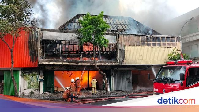 Kebakaran Ludeskan Toko Karpet di Jalan Gemblongan Surabaya