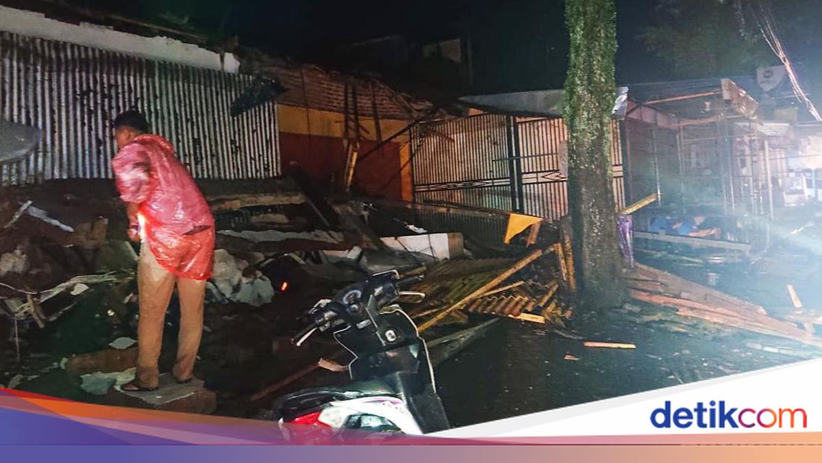 Atap Minimarket di Banyuwangi Ambruk Timpa 6 Motor dan 1 Mobil