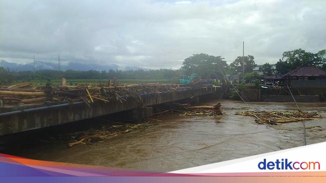 Potret Banjir di Jembrana: Jembatan Putus, Gilimanuk-Denpasar Lumpuh