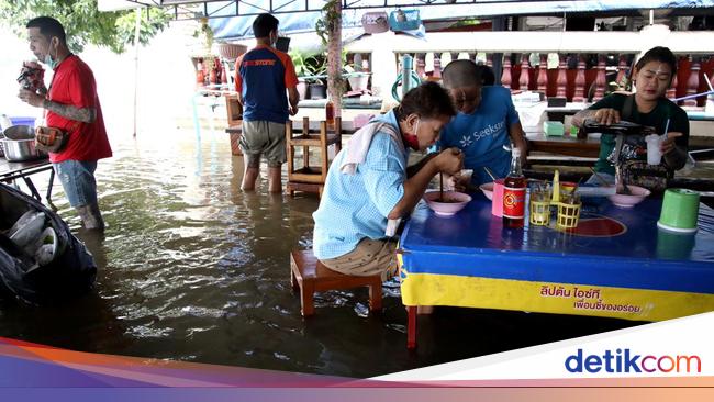 Kedai Mi di Thailand Tetap Ramai Meski Terendam Banjir