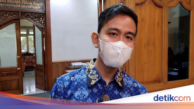 Diminta Unggah Foto Wisuda Jokowi, Gibran: Rasah Digagas!