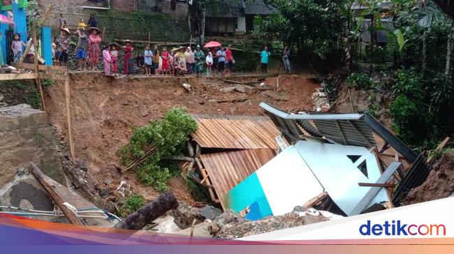 Bangunan PAUD di Lebak Ambruk karena Longsor