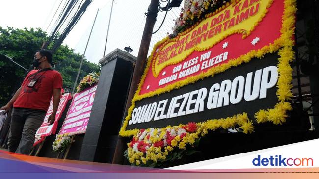 Jelang Sidang, Karangan Bunga Dukungan ke Bharada E Mejeng di PN Jaksel Jelang Sidang, Karangan Bunga Dukungan ke Bharada E Mejeng di PN Jaksel