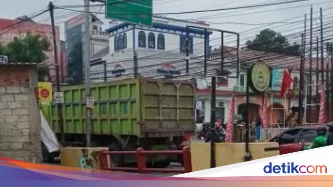 Ada Truk Mogok Depan DTC Pancoran Mas, Lalin Macet Parah