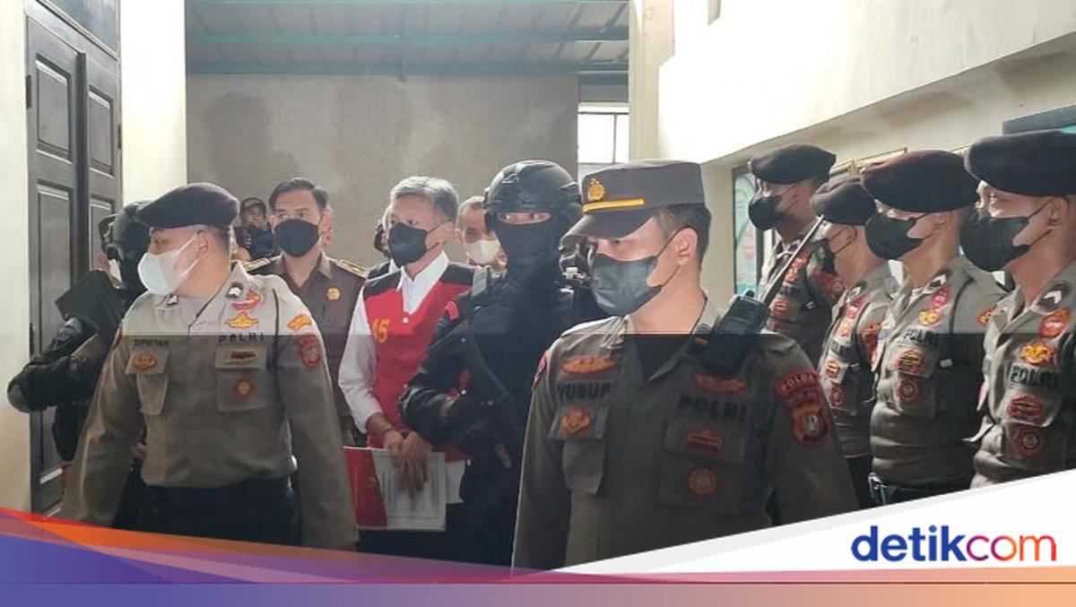 Dikawal Brimob Senjata Lengkap, Brigjen Hendra-Kombes Agus Tiba di PN ...