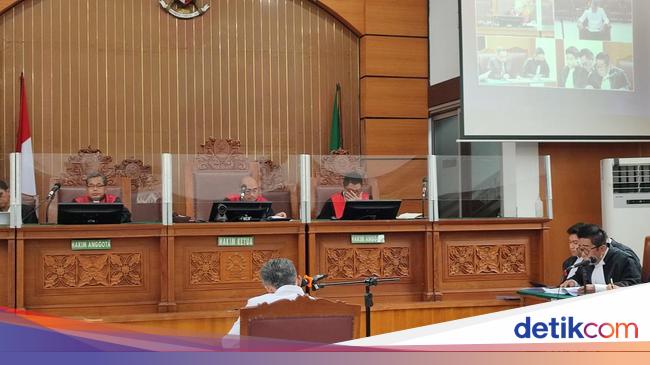 Sidang Hendra Sempat Dihentikan, Hakim Periksa Surat Kuasa Henry ...
