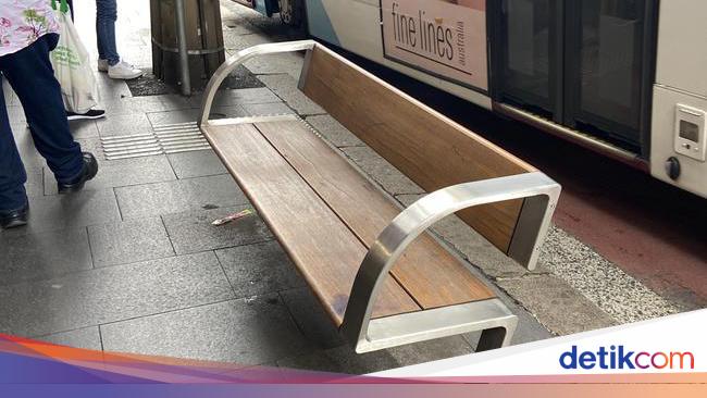Turis Vs Warlok... Ribut soal Bangku Tunggu di Halte Bus