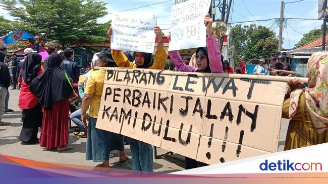 Emak-emak di Indramayu Buat Blokade, Tuntut Perbaikan Jalan Berlubang