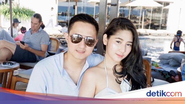 Romantisnya Ricky Subagja dan Istri Saat Ngeteh hingga Nongkrong di Bali