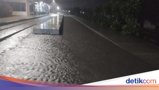 Jalur Kereta Api di Garut Sempat Lumpuh Diterjang Banjir Jalur Kereta Api di Garut Sempat Lumpuh Diterjang Banjir