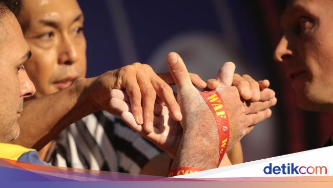 Duh! Tiga Atlet Ini Rebutan Pamer Bendera di Podium