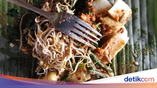 Lontong Pecel Khas Pacitan, Pedas Gurihnya Bikin Nagih