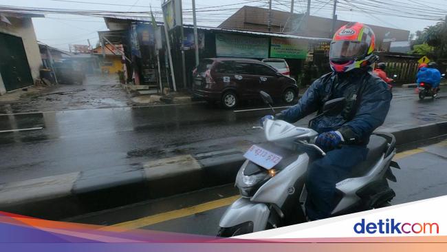 Jangan Neduh di Kolong Flyover, Ini Cara Berkendara Motor yang Aman saat Hujan