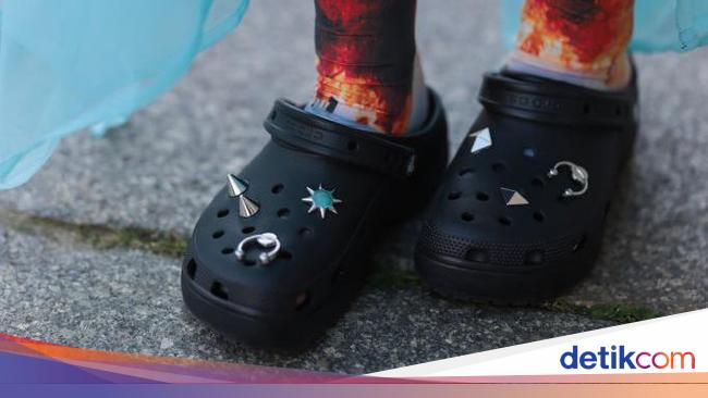 Dulu Jadi Ugliest Shoes, Crocs Rayakan 20 Tahun Eksis dengan Koleksi ...
