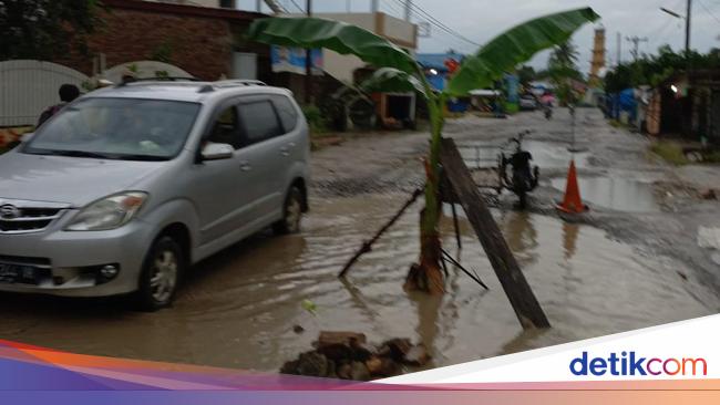 Warga Tanam Pohon Pisang di Jalan Provinsi Kisaran - Simalungun