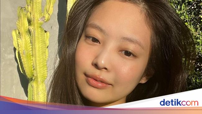 4 Item Fesyen Ini Lagi Tren Dipakai Idol KPop, Ada Scarf Top-Backless!