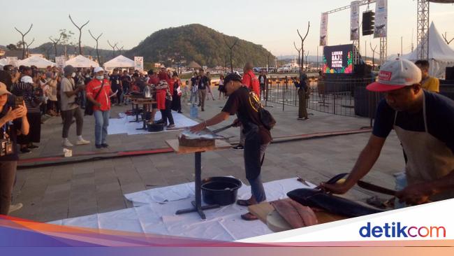 Adu Cantik-Cepat Fillet Ikan Tuna di Festival Maritim Labuan Bajo