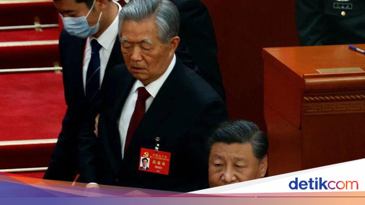 Eks Presiden Hu Jintao Dikawal Keluar dari Kongres Partai Komunis China