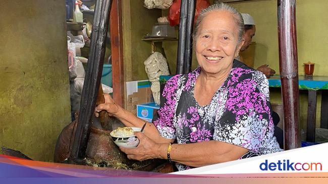 Legendaris dari Blitar! Ini Nikmatnya Soto Bok Ireng Sejak 1940