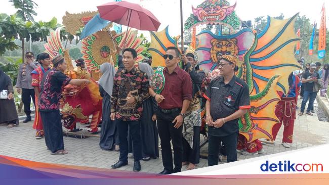 Daud 'Cino" Yordan Kagumi Keindahan Alam Pasir Gibug Brebes