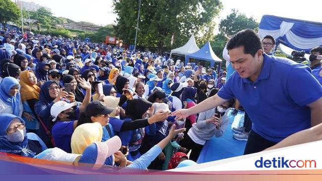 Erick Thohir Berbaju Biru Saat Senam Bareng Ketum PAN