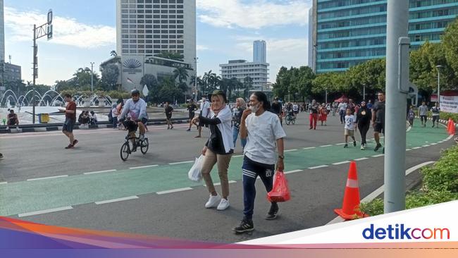 Warga Ramai Berolahraga di CFD Bundaran HI Pagi Ini