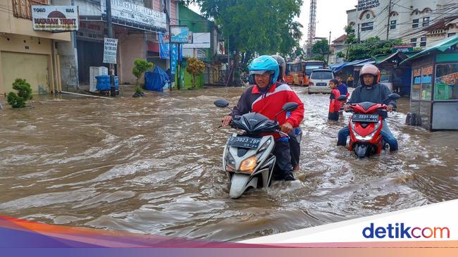 Potret Banjir Dayeuhkolot yang Hambat Lalulintas Warga Bandung