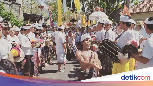 Madewa Ayu, Warga Seraya Karangasem Kerauhan-Tusukkan Keris ke Dada