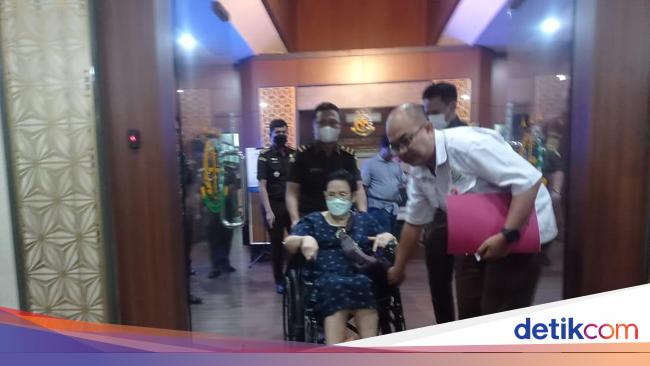 Pakai Kursi Roda, Penyuap Eks Kepala BPN Lebak Jadi Tahanan Rumah Pakai Kursi Roda, Penyuap Eks Kepala BPN Lebak Jadi Tahanan Rumah