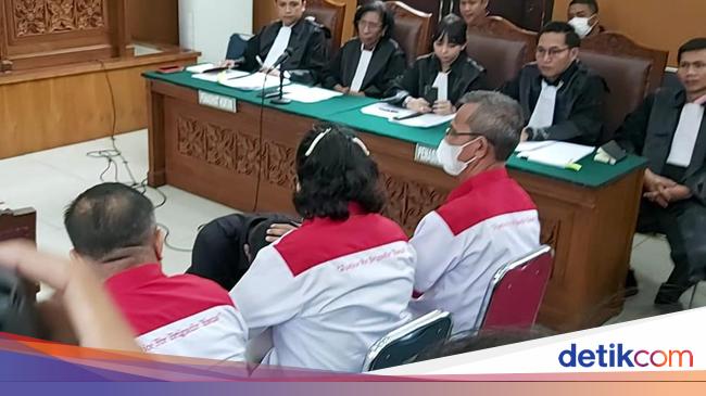 Momen Bharada E Sungkem ke Orang Tua Brigadir J Momen Bharada E Sungkem ke Orang Tua Brigadir J