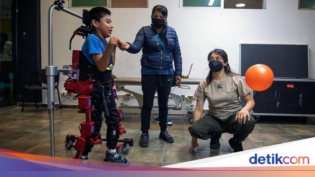 Robot Exoskeleton Canggih, Anak Lumpuh Bisa Jalan Sendiri