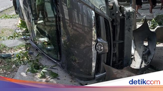 Innova Terguling Setelah Tabrak Pohon dan Tiang Telepon di Lamongan