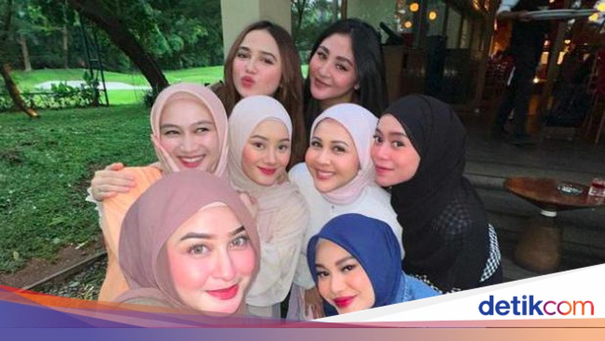 Lesti Kejora Kongko Bareng Dinda Hauw sampai Aurel, Senyuman Bikin Salfok