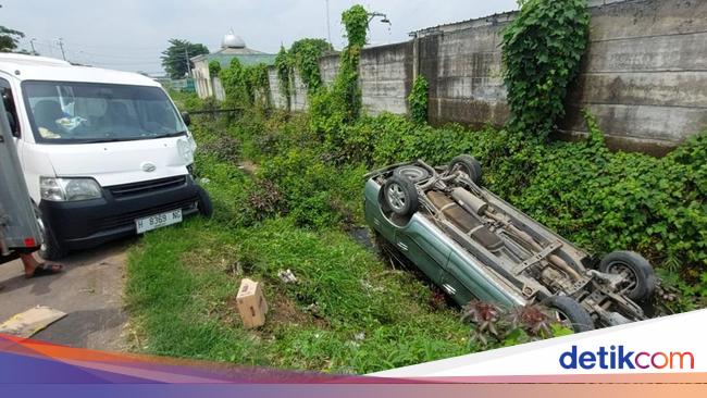 Mobil Parkir Diseruduk hingga Terguling ke Parit di Kaliwungu Kendal