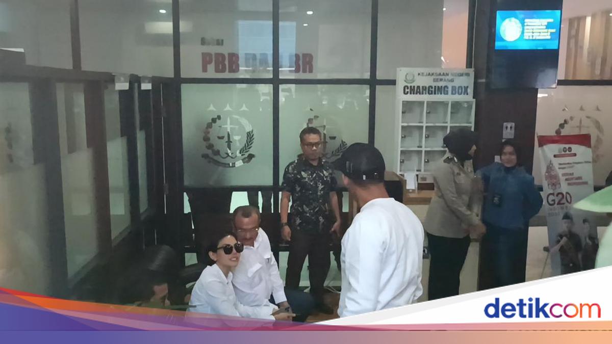 Nikita Mirzani Dilarikan dari Rutan ke RS gegara Penyakit Saraf Kambuh