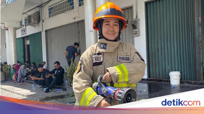 Cerita Ratika Berjibaku Padamkan Api di Gudang Tripleks Bandung Cerita Ratika Berjibaku Padamkan Api di Gudang Tripleks Bandung