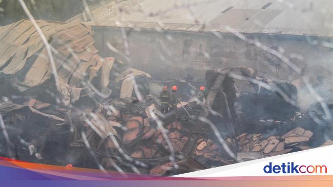 Setelah 40 Jam, Kebakaran di Gudang Tripleks Bandung Akhirnya Padam