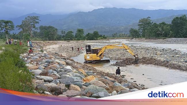 Anggota DPRD Palopo Turunkan Alat Berat Normalisasi Sungai Usai Didemo Warga