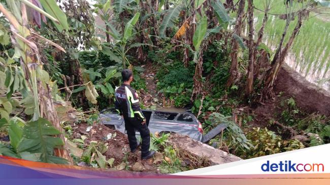 Angkot di Pandeglang Terjun ke Parit, Sopir dan Penumpang Tewas Angkot di Pandeglang Terjun ke Parit, Sopir dan Penumpang Tewas