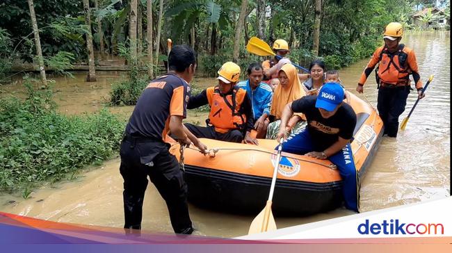 200 Warga Mengungsi Akibat Banjir di Tasikmalaya