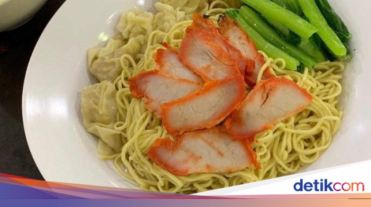 Pelayan KFC Jilati Ayam Goreng hingga Gerai Mie Didenda Rp 36 Juta