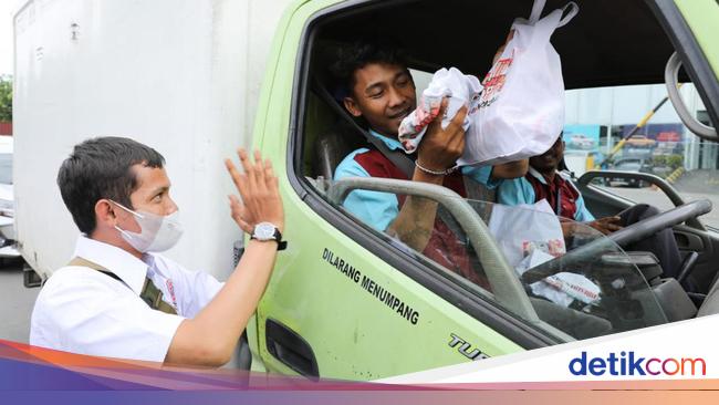 Bagikan Sembako, Komunitas Sopir Truk Dukung Ganjar Jadi Presiden