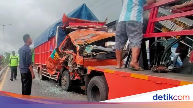 Laka Libatkan 2 Truk dan Alphard di Jalan Jogja-Solo, Sopir Sempat Terjepit