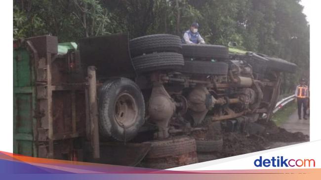 Truk Terguling di Tol Jagorawi Arah Bogor, Diduga Sopir Mengantuk