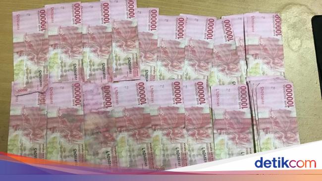 Awas Ada Uang Rp 100 Ribu Baru Palsu, Begini Cara Bedakannya!