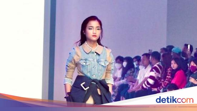 Fuji Deg-degan Pertama Kali Jadi Model di JFW, Ini 7 Potretnya